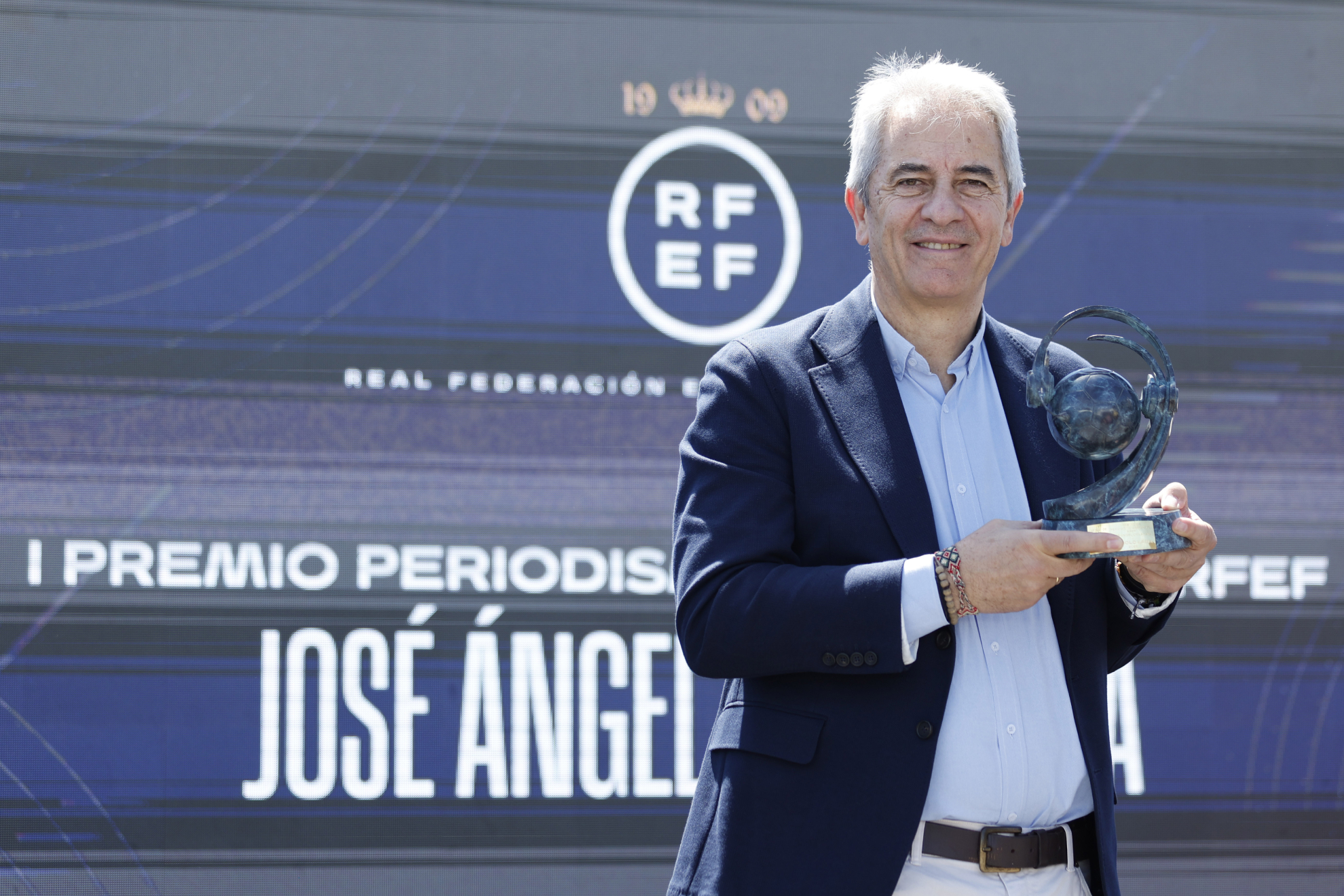 Manolo Lama recibe en I Premio de Periodismo Deportivo RFEF José Ángel ...