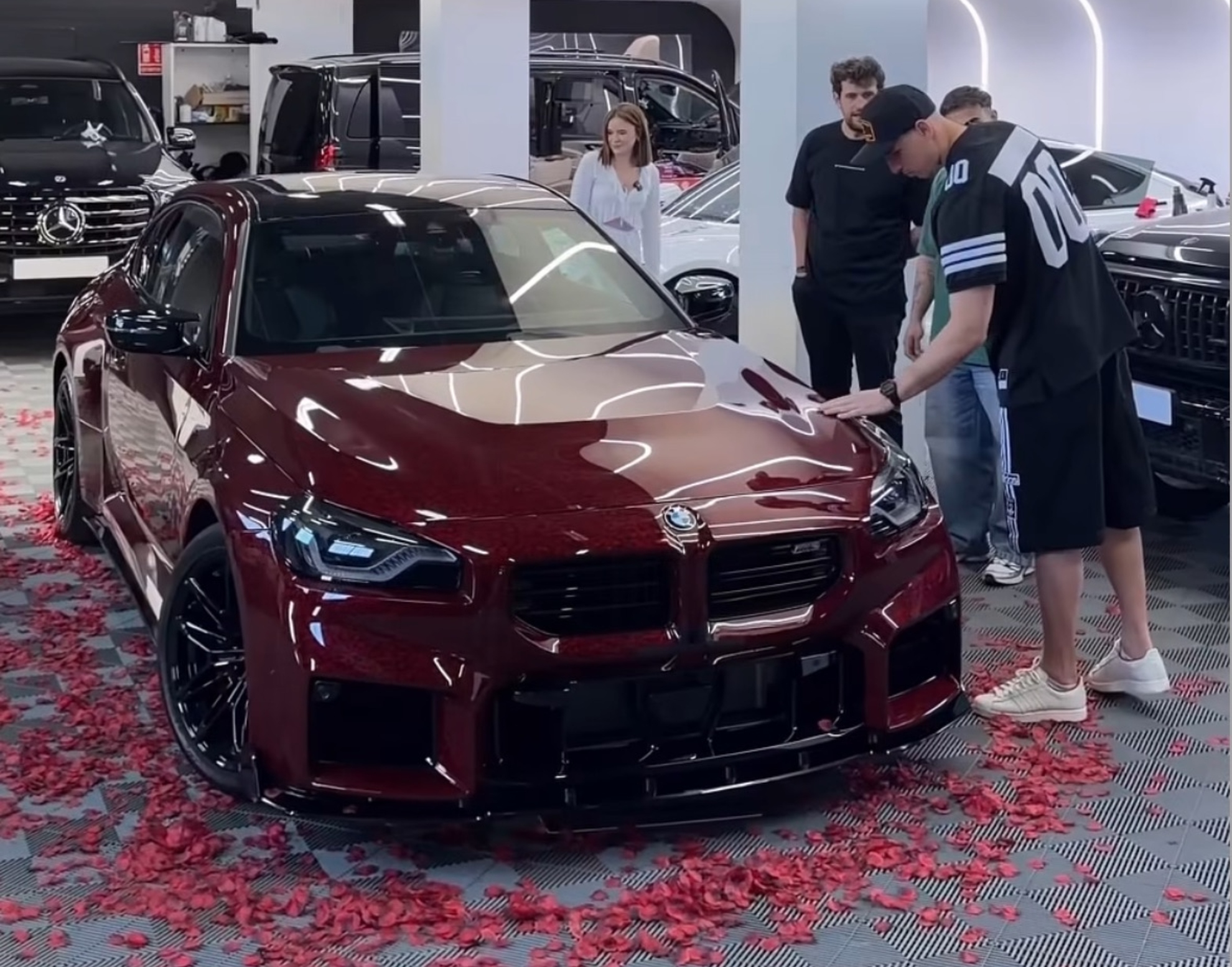 Andriy Lunin cambia el color de su BMW M2 de 480 CV sin pintarlo ...