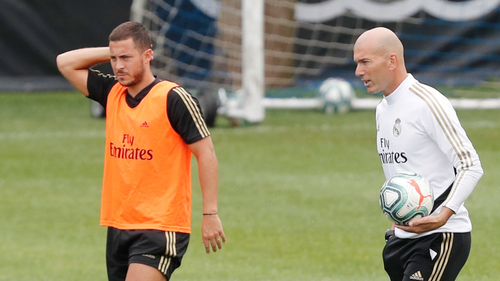 Entrada y regate perfecto de Cris Jr.