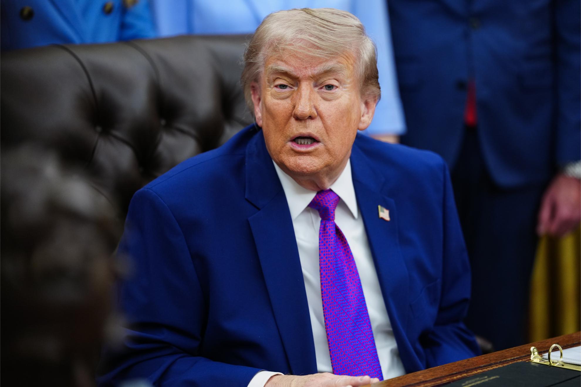 Donald Trump nombra a un director interino de Inteligencia Nacional ...