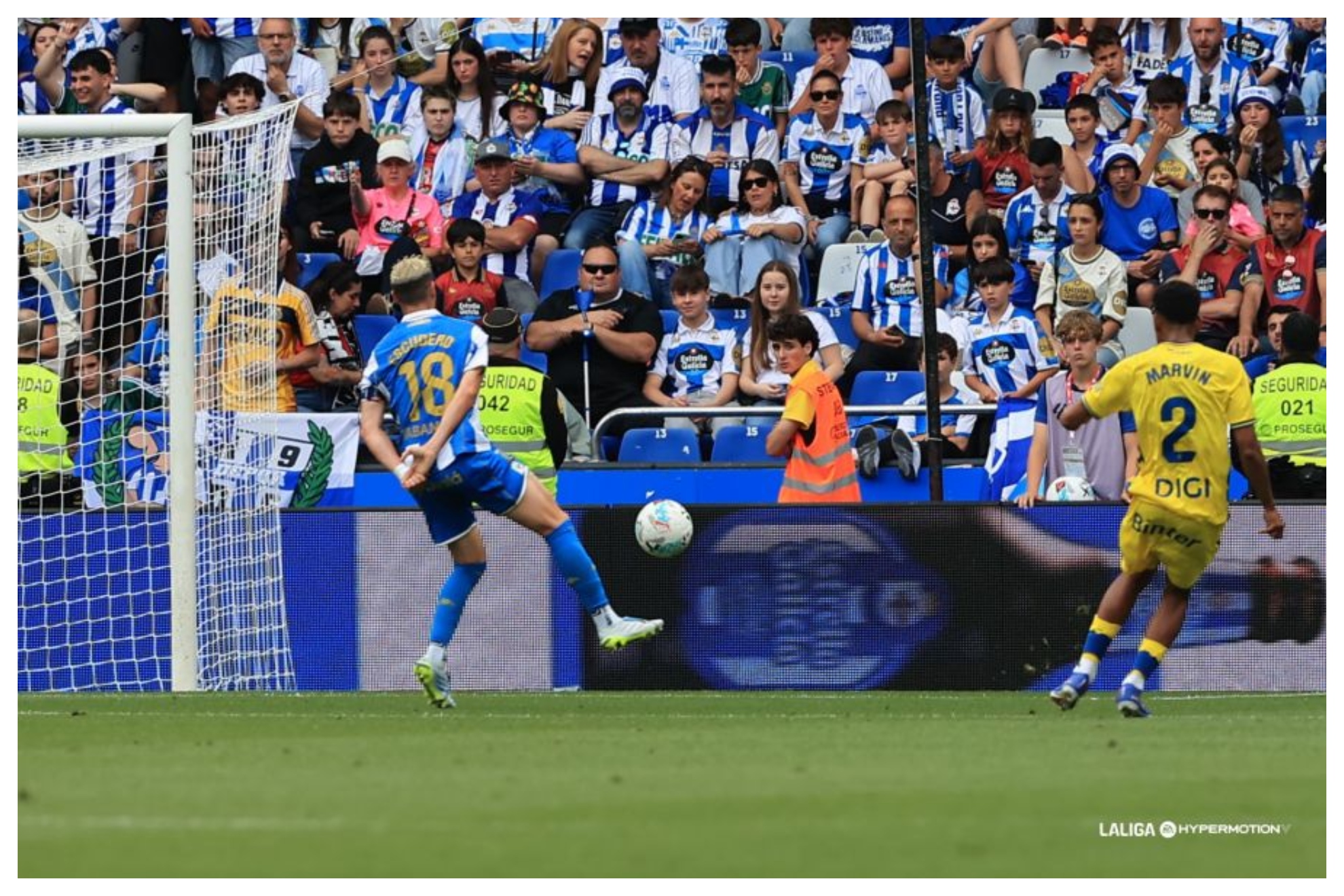 Las Palmas se cuela en la fiesta de Riazor y disputará los 'playoffs'