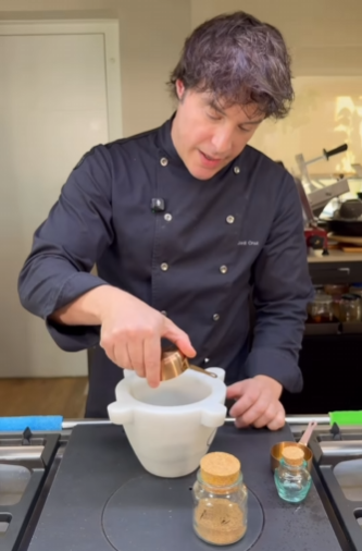 Jordi Cruz, chef, cuenta sus esenciales para un buen arroz negro: “Un ...