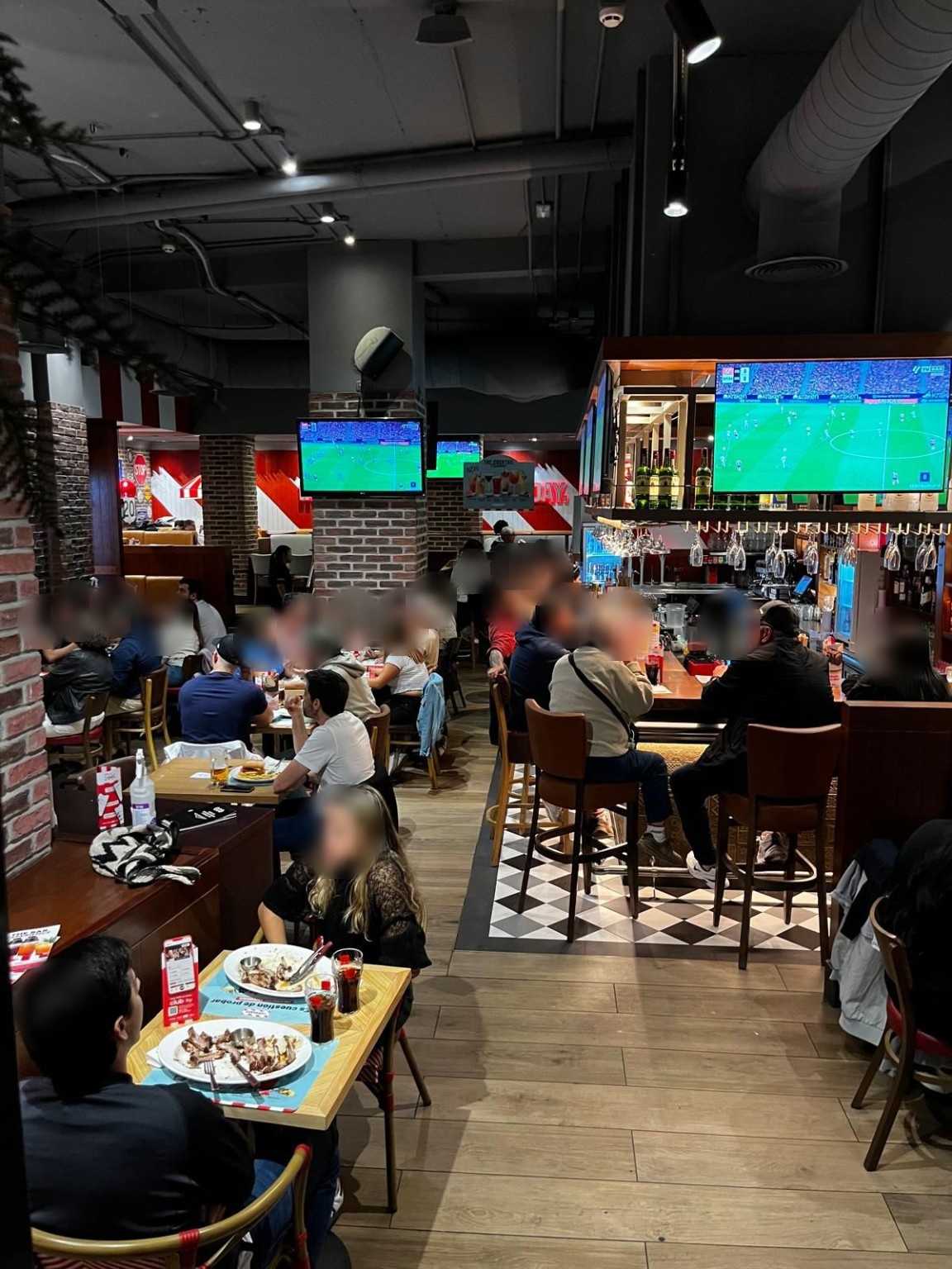 KOP Stadium: el Mundial también se juega en los bares