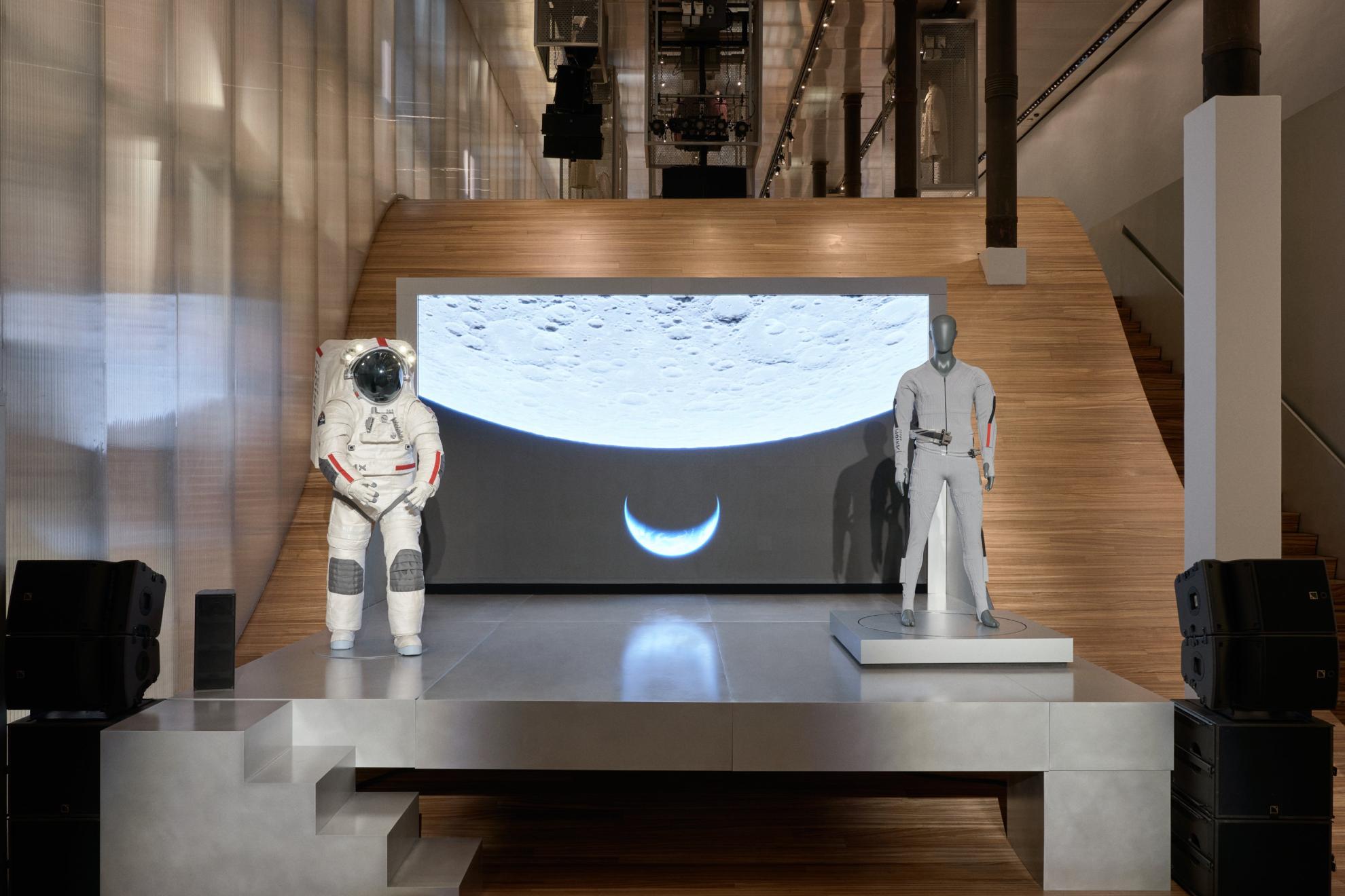 Prada se une a la carrera lunar: diseña la ropa interior tecnológica de ...