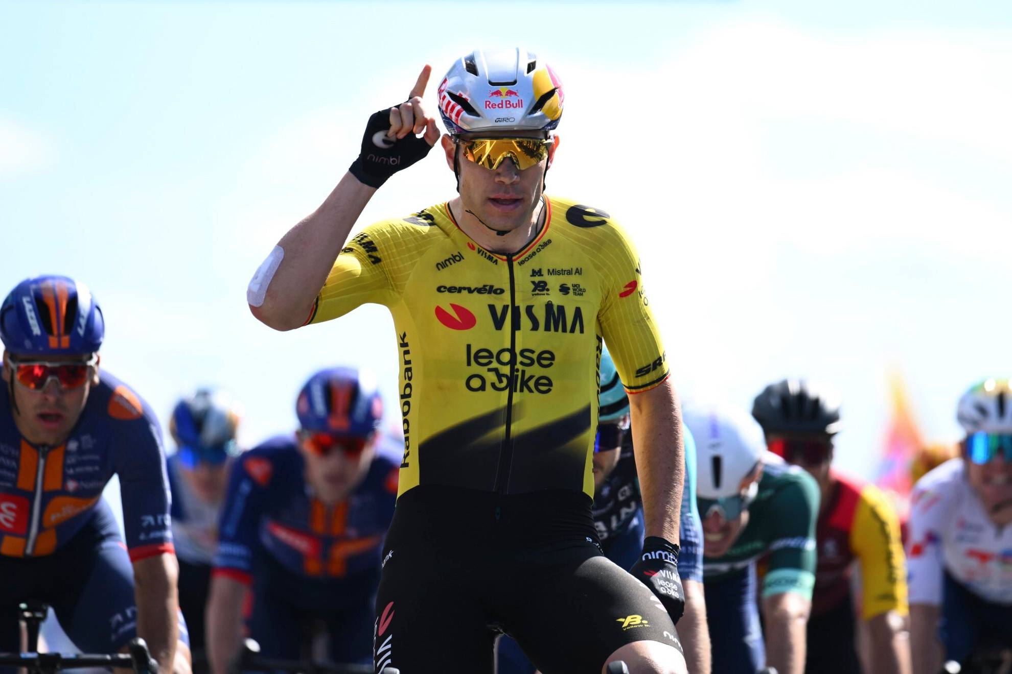 Van Aert abandona el Tour Auvergne-Rhône-Alpes por sus molestias en el ...