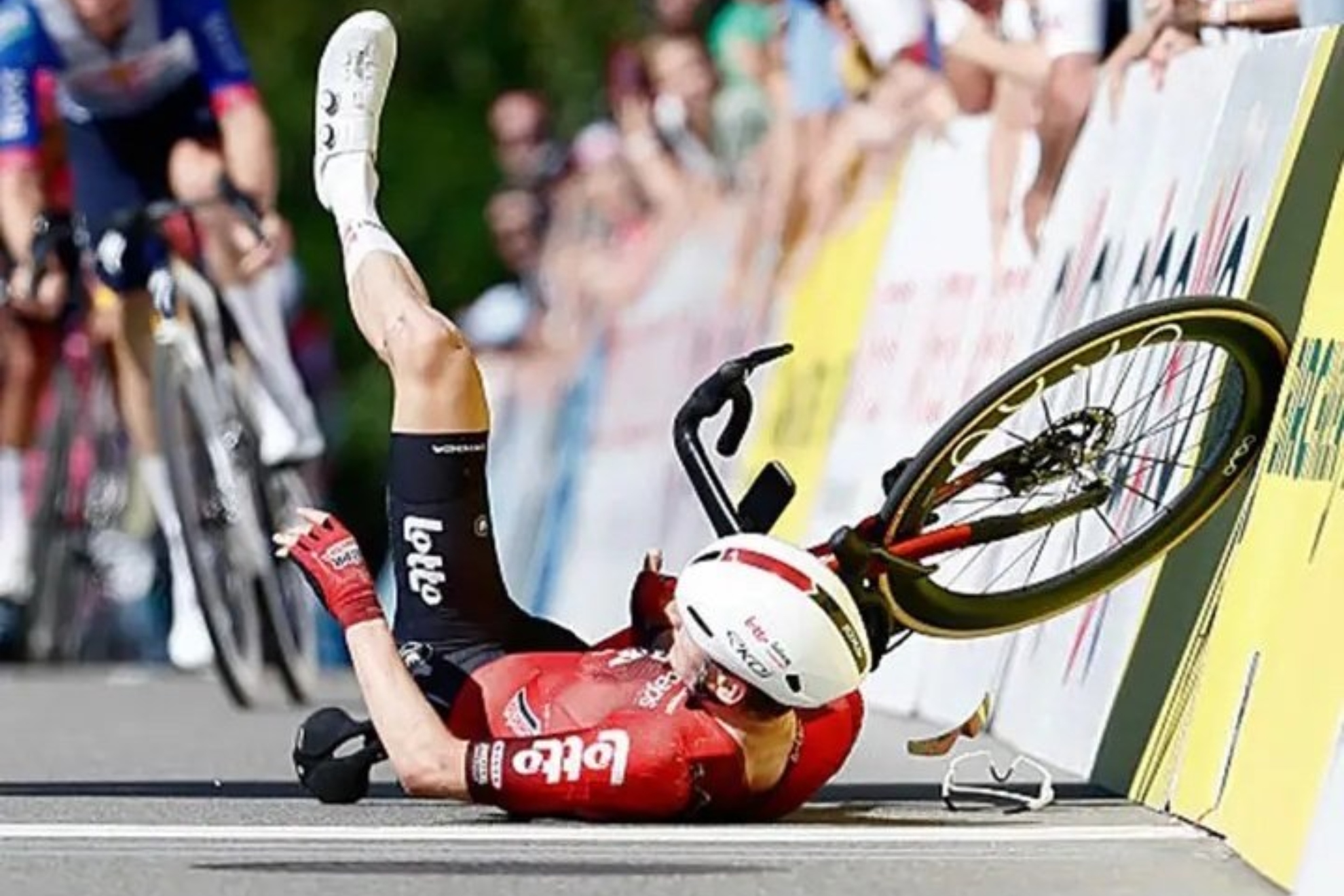 La caída (y victoria) más surrealista del año: gana el sprint, se ...