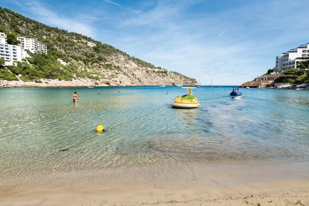 La playa de Ibiza en la que puedes adentrarte metros y metros sin que ...