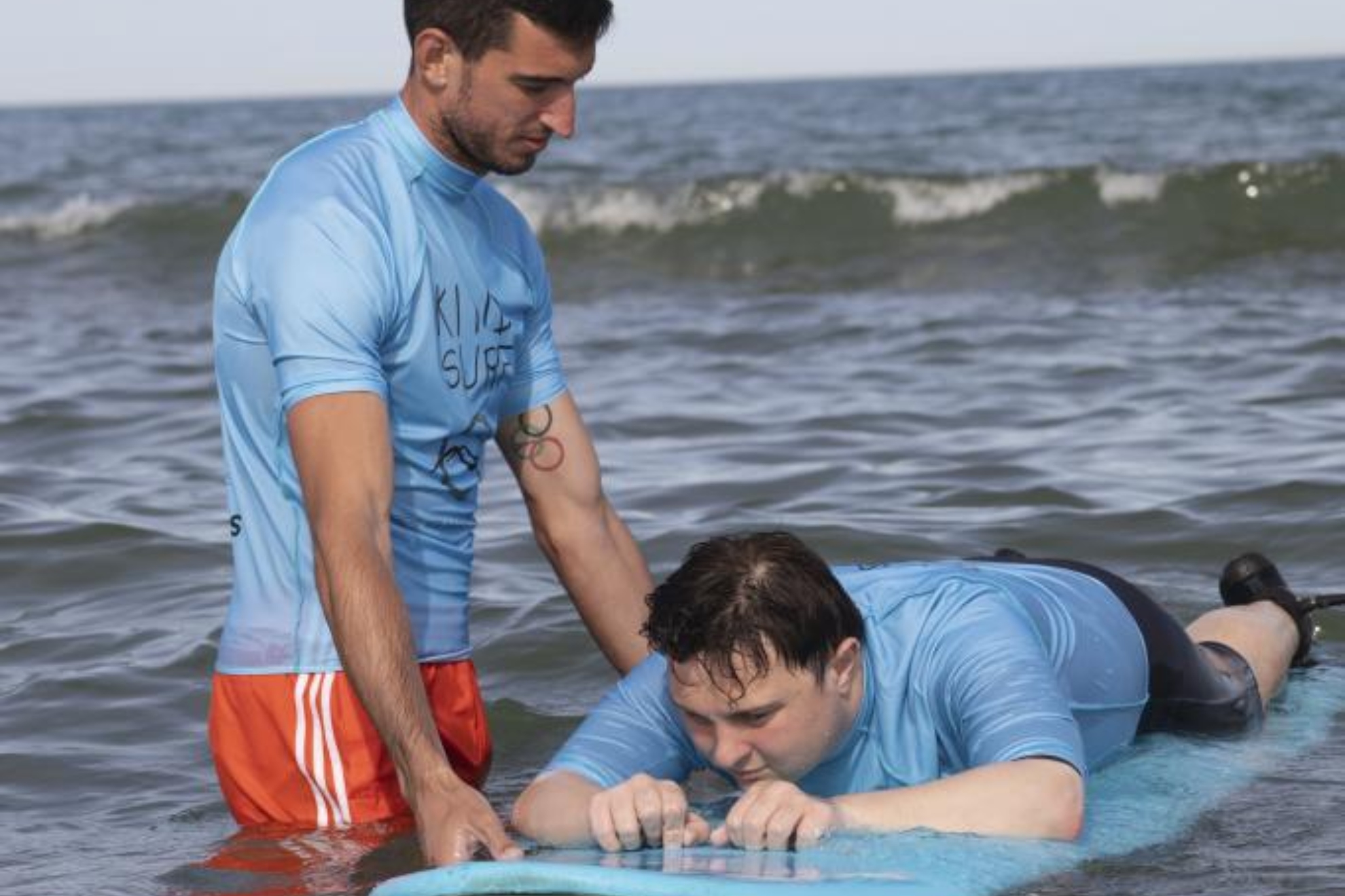 Quique Llopis se sube a la ola de 'Kind Surf'